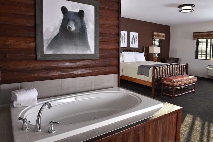 Chic Lodge Decor: Enjoy Whirlpool & Fitness Center - Independence, MO