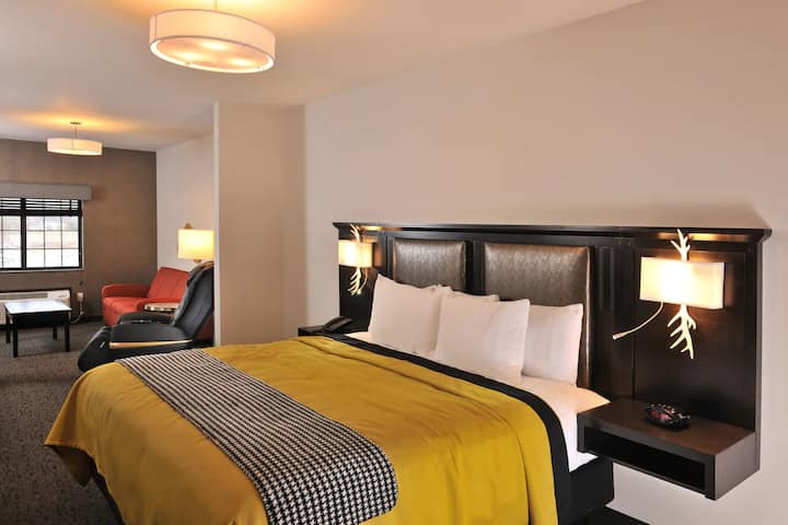 Pet-friendly Stays By Waterfall - Near Attractions - Independence, MO