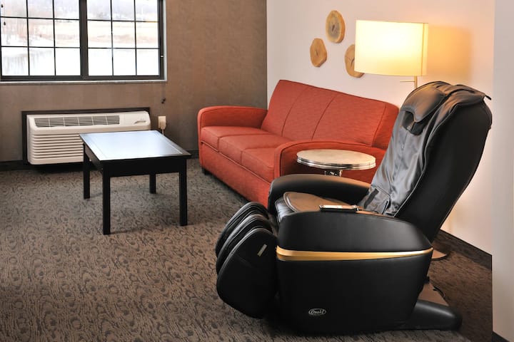 Expanded King Executive, Stoney Creek, Living Room - Independence, MO