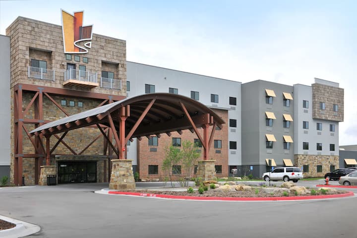 Warm Ambience Suites In Kansas City | 3 Units - Independence, MO