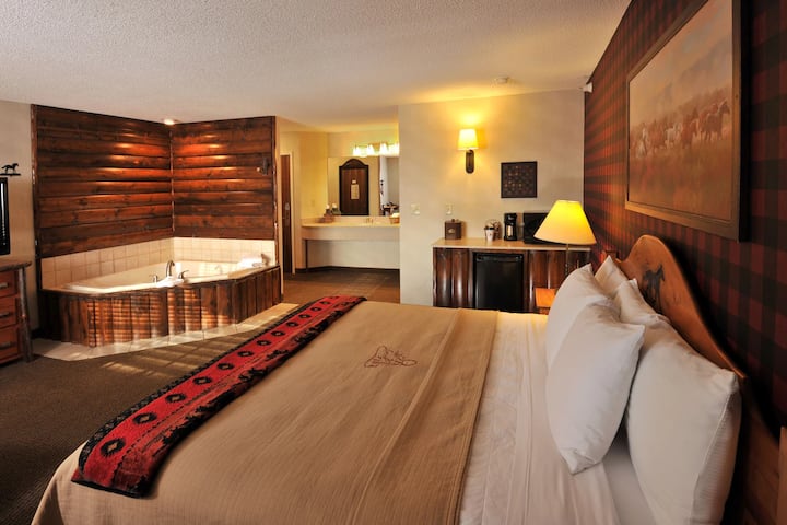 Expanded King With Whirlpool, St. Joseph Hotel - Saint Joseph, MO