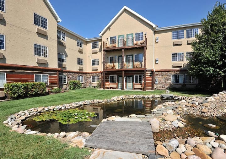Gateway To History: Cozy Rooms & Shuttle | 2 Units - Saint Joseph, MO