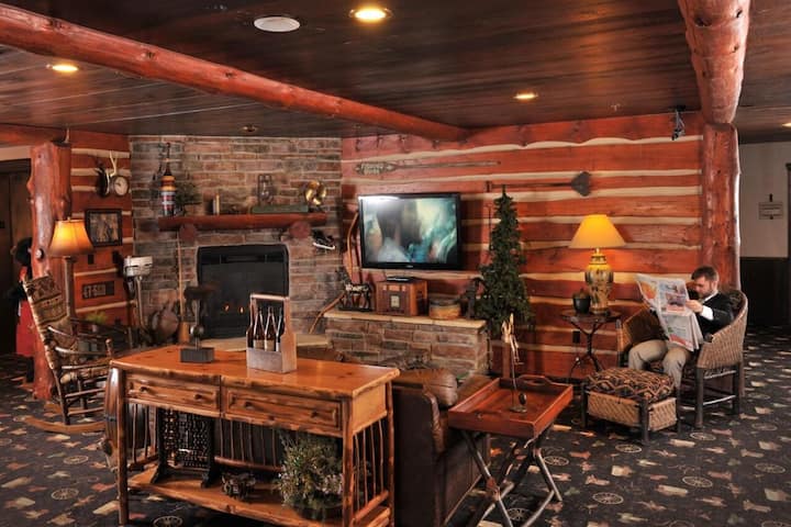 Expanded King, Stoney Creek St. Joseph, Pool - Saint Joseph, MO