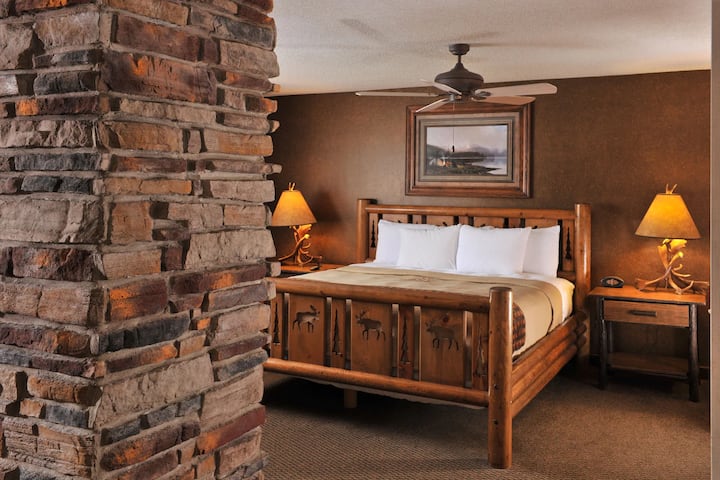 Theme Suite, Whirlpool At Stoney Creek St. Joseph - Saint Joseph, MO