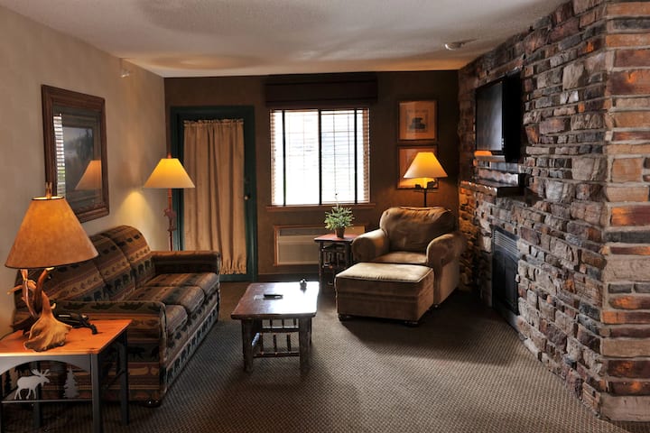 Experience The Wild West: Unique Themed Suites! - Saint Joseph, MO
