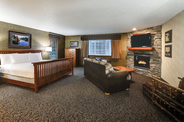 Dive Into History: Themed Flats With Tub | 2 Units - Saint Joseph, MO