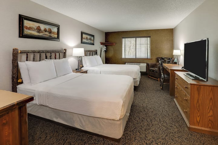 Deluxe 2 Double, Stoney Creek, Hot Tub | 2 Units - Saint Joseph, MO