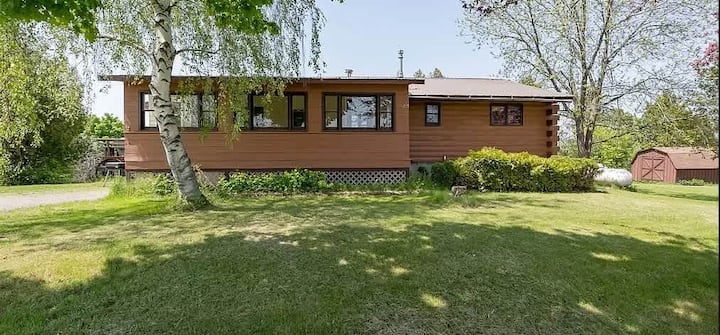 St. Lawrence River Modern Log Home - Brockville