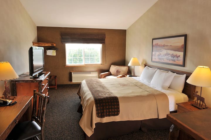 Stoney Creek St. Joseph, Deluxe King, Hot Tub - Saint Joseph, MO