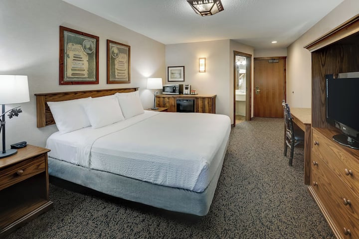 Deluxe King, Stoney Creek St. Joseph, Heated Pool - Saint Joseph, MO