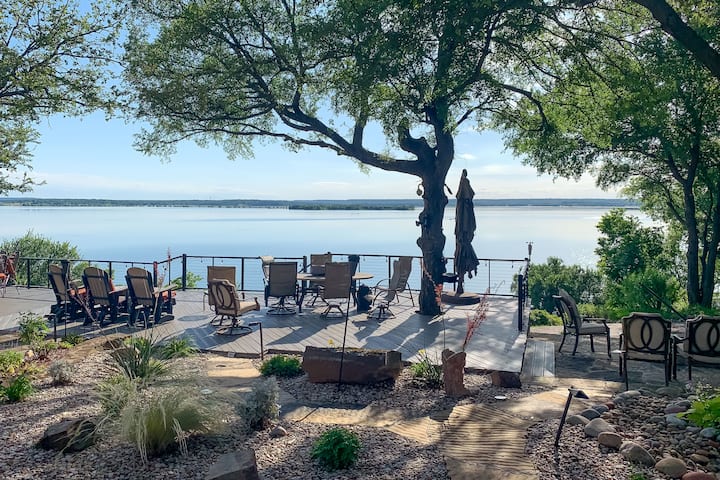 Lakefront Estate: Stunning Views, Deck, Bar & Dock - Bridgeport, TX