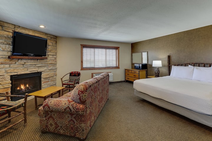 Dry Bar, Fireplace, Theme Suite, Stoney Creek - Galena, IL