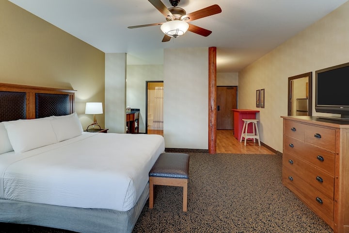 Unwind In Style: Pool, Gym & Free Hot Breakfast - Sioux City, IA