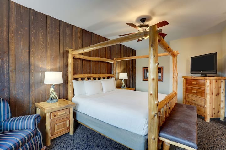 Theme Suite, Whirlpool, Stoney Creek, Fireplace - Sioux City, IA