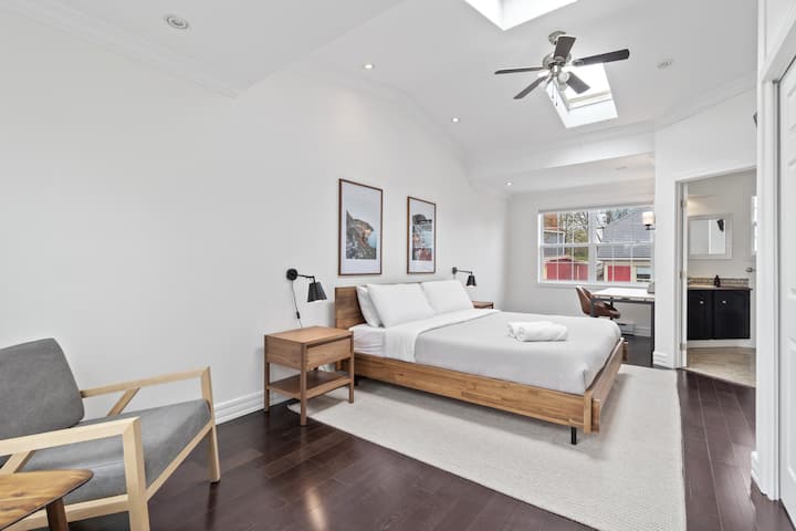 Wood House | King Bd | 2 Queens | Fire Pit - カナダ セント・ジョンズ