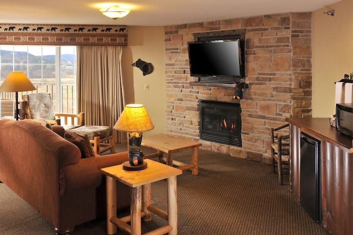 Theme Suite Whirlpool W/ Living Room! Stoney Creek - La Crosse, WI