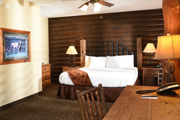 Rustic Retreat With Indoor Pool & Saloon Vibes - La Crosse, WI