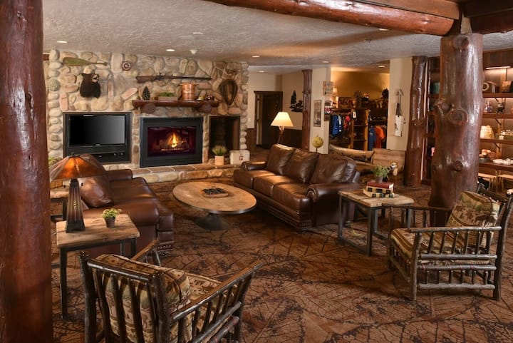 Theme Suite Whirlpool, Stoney Creek | 2 Units - La Crosse, WI