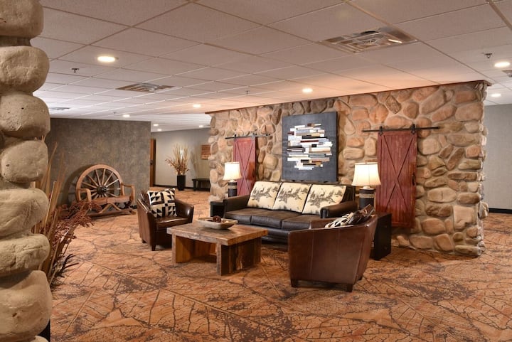 Stoney Creek Onalaska, Theme Suite, Tub! | 3 Units - La Crosse, WI