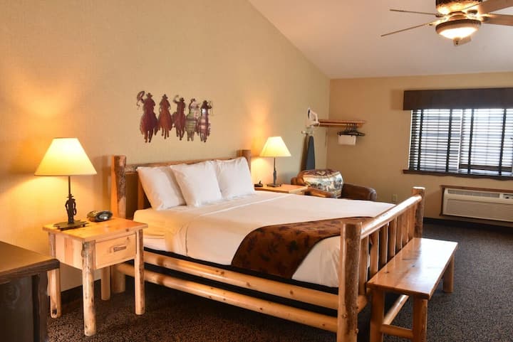 Cozy Onalaska Lodge: Hot Tub & Scenic Views! Pool - La Crosse, WI