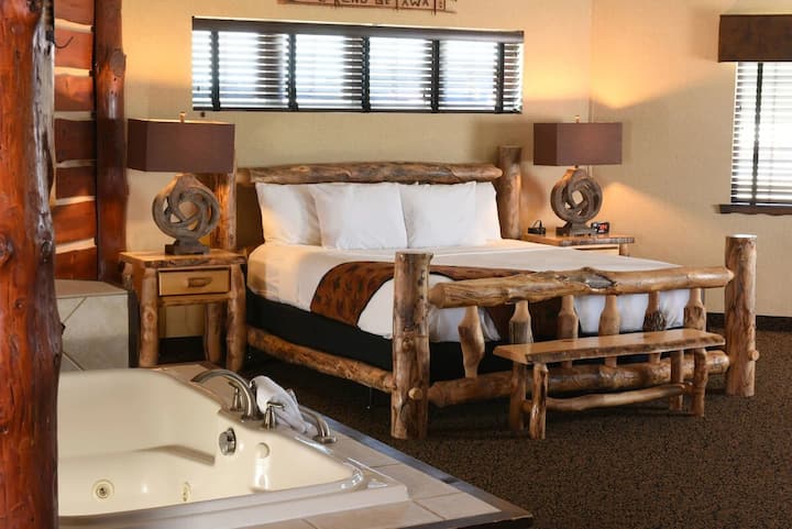 Theme Suite Mini Premier, Stoney Creek, 2 Pools! - La Crosse, WI
