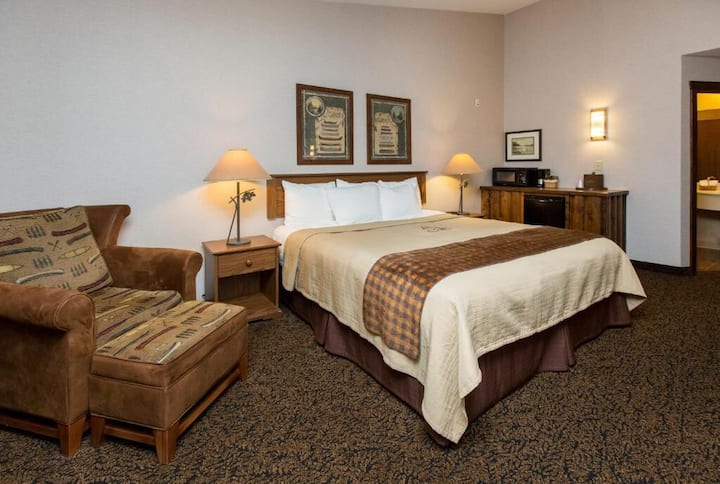 Romantic Getaway: Lodge-style Vibes By The River - La Crosse, WI