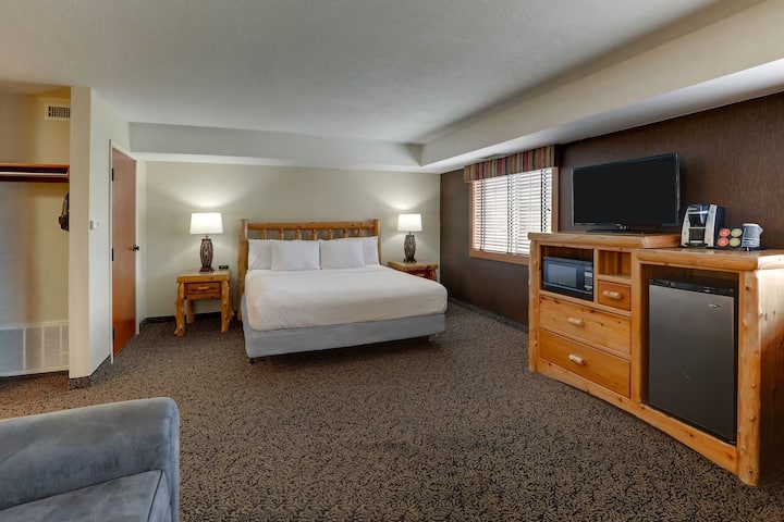 Where Rustic Meets Modern: Cozy Quincy Escapes - Quincy, IL