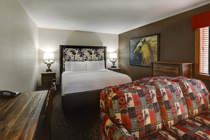 Quincy's Hidden Gem: Unique Riverside Stays, Pool - Quincy, IL