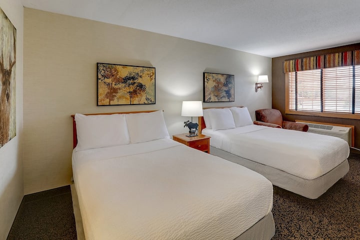 Tranquil Riverside Stay: Spacious Lodge-like Rooms - Quincy, IL