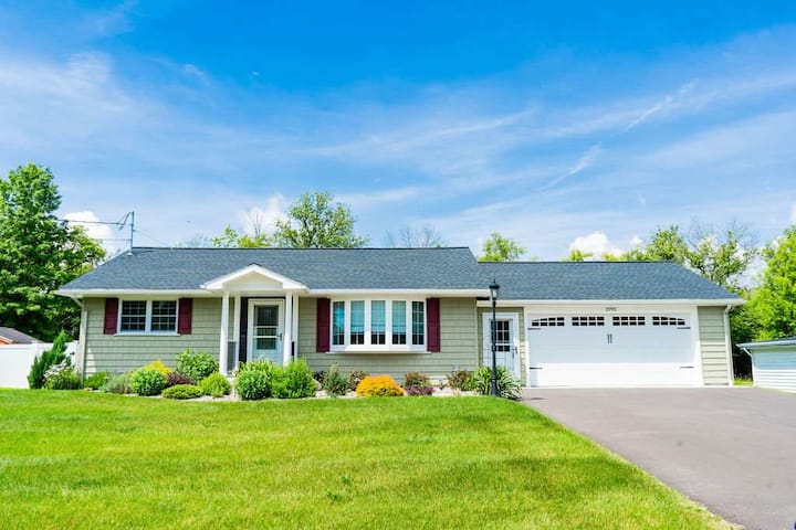 Canalside Cottage 3br Lake Access, Dock, Fire Pit - Seneca Lake State Park, Geneva