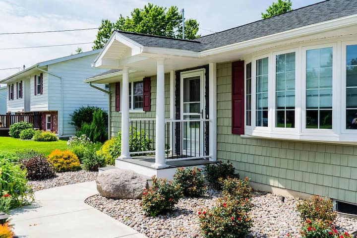 Canalside Cottage Newly Updated 3br + Boat Parking - Seneca Lake, NY