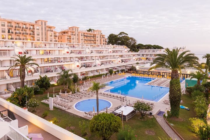 Beachfront Retreat! 3 Units | Free Parking, Pool! - Albufeira