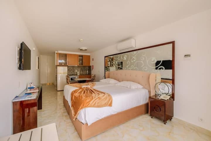 Beachfront Retreat! Seaview Balcony Flats | 4 Unit - Albufeira