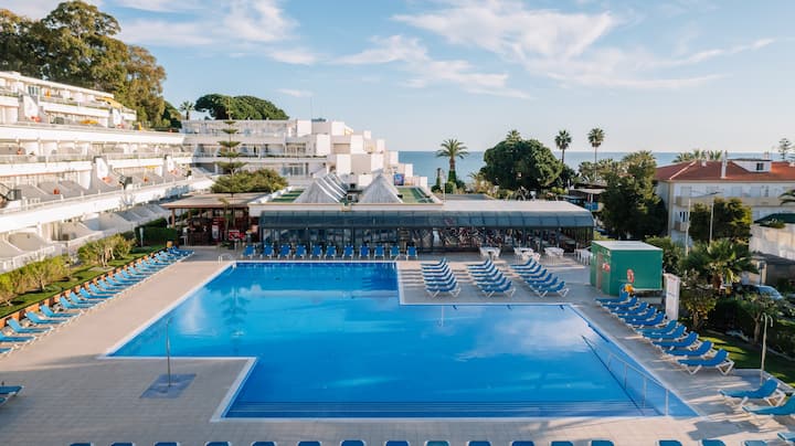 Family Fun By The Ocean! Balcony Flats | 4 Units - Albufeira