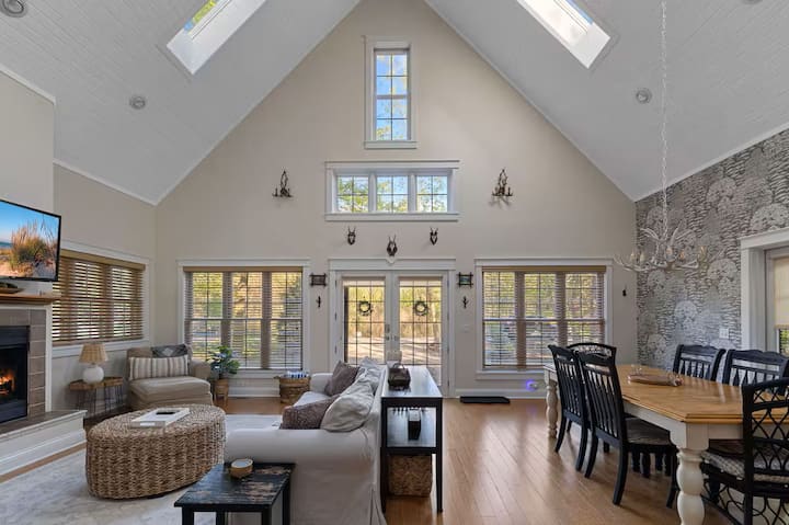 Dog-friendly Cottage W/ Hot Tub, Wi-fi + Firepit - New Buffalo, MI