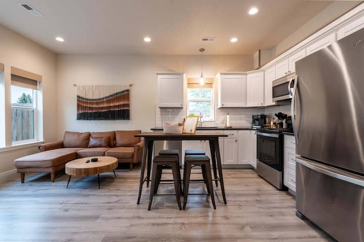 Modern Retreat | Game Room, Breweries & Fun - Post Falls, ID