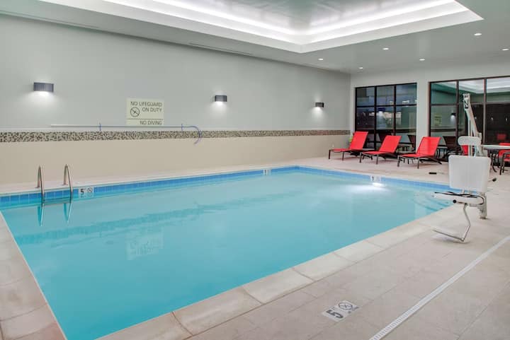 Sleek Stay, Free Breakfast & Pool Near Downtown - Ashville, OH