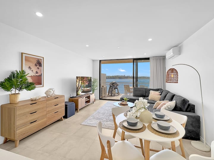Modern 1-bedroom Apt With Sweeping Water Views - Batemans Bay