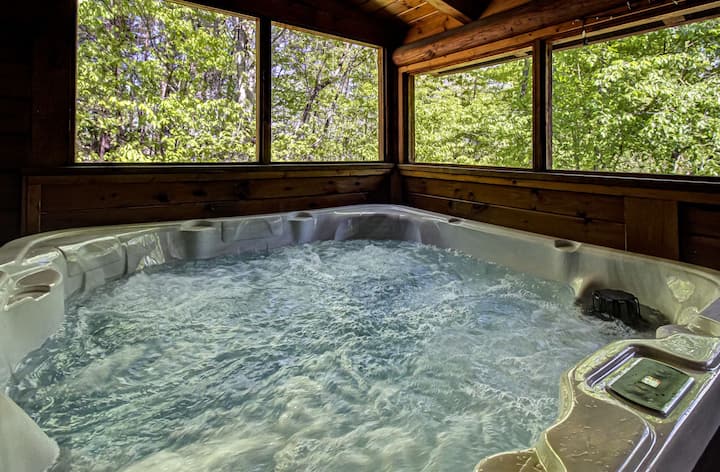 Charming 2bd Cabin W/ Hot Tub! Pool, Grill + More! - Pigeon Forge, TN