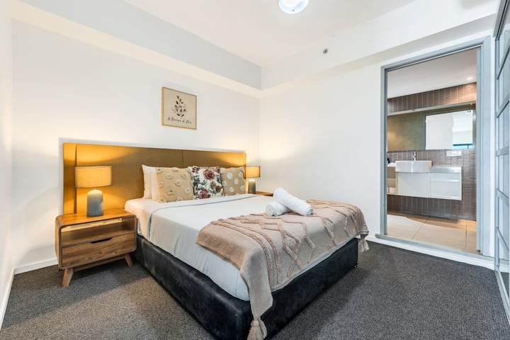 Stunning City Views From Modern 1br Apartment King - Darwin