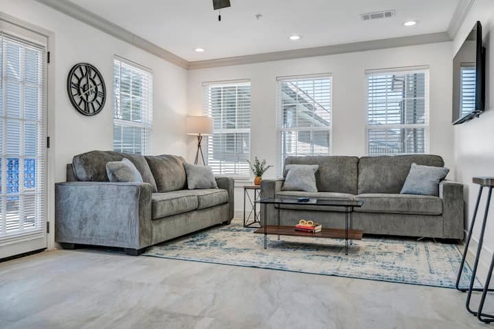 Nola 4 Bedroom In Hotel With Shared Backyard - New Orleans, LA