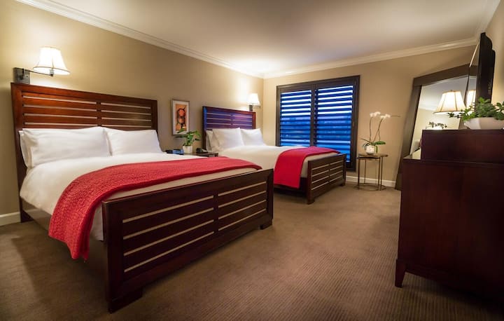 4 Executive 2 Queens At Cupertino Hotel, Pool! - Santa Clara, CA