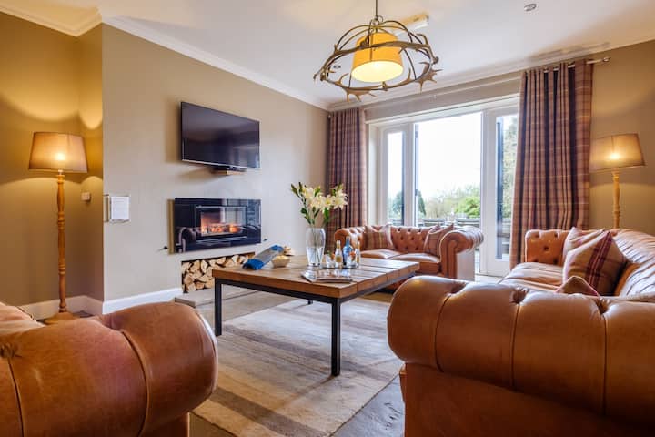 Oakland West - Luxury, Sleeps 14, Windermere, Dogs - Windermere