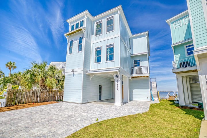 Waterfront Gem With Pool 5 Br/ 4 Bath - Pensacola Beach, FL