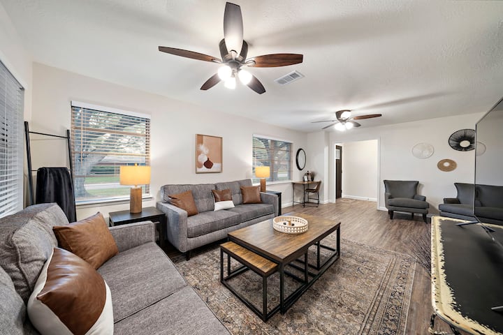 Baytown Family Oasis: Large Private Yard | Pets Ok - Baytown, TX