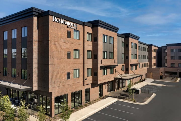 Downtown Bozeman Stay | Kitchen. Breakfast. Pool. - Bozeman, MT
