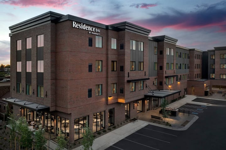 Downtown Bozeman Stay | Breakfast. Kitchen. Pool. - Bozeman, MT