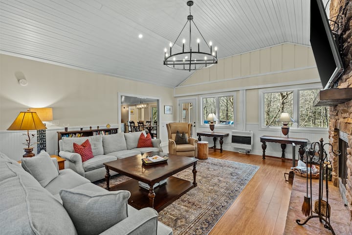 Duck's Nest 2br:  Modern Creekside Retreat - Highlands, NC