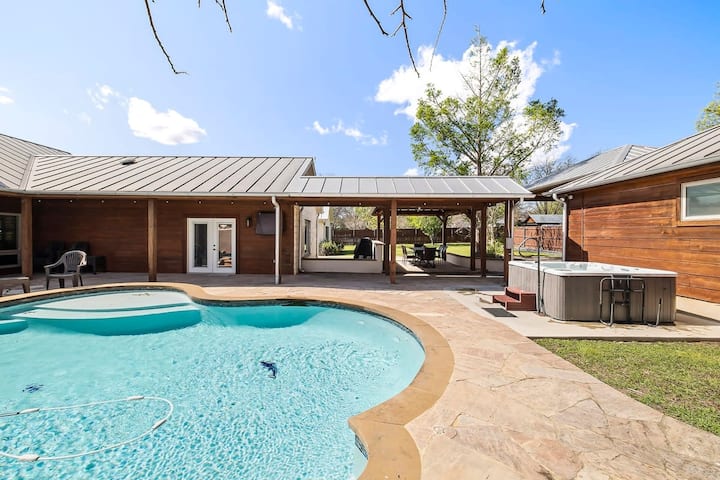 4 Bedroom Close To Main St | Hot Tub | Pool - Fredericksburg, TX