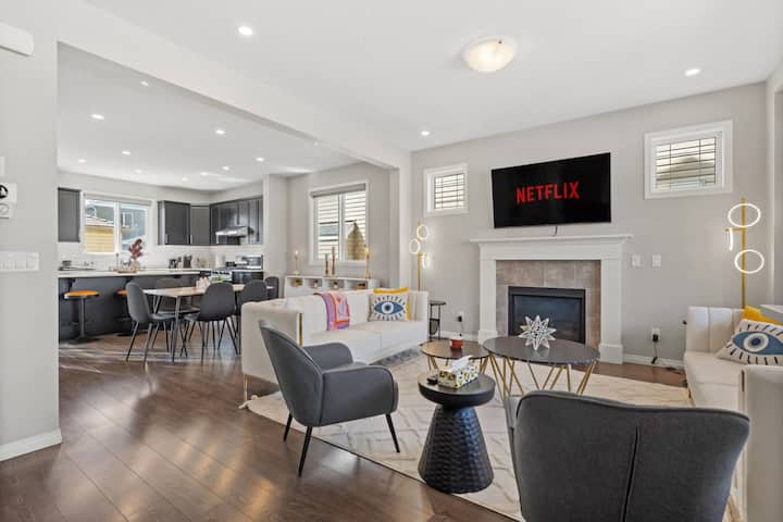 No Cleaning Fee » King Bed » Two Car Garage & More - Calgary